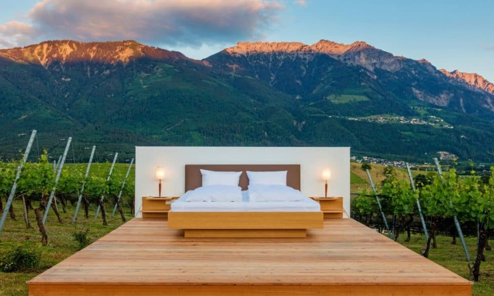 Null Stern: El curioso hotel de una cama en las montañas suizas