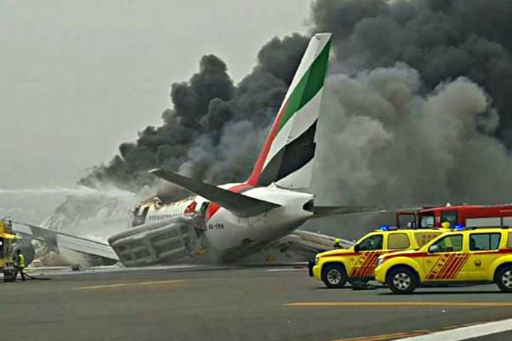 Video: Impactantes imágenes de avión de Emirates incendiándose