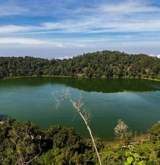 Laguna Chicabal en Guatemala, santuario maya en cráter de un volcán