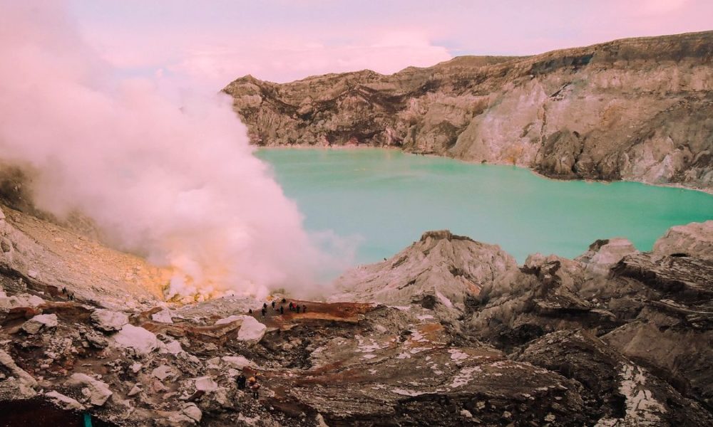El impresionante volcán de lava azul de Indonesia | El Souvenir