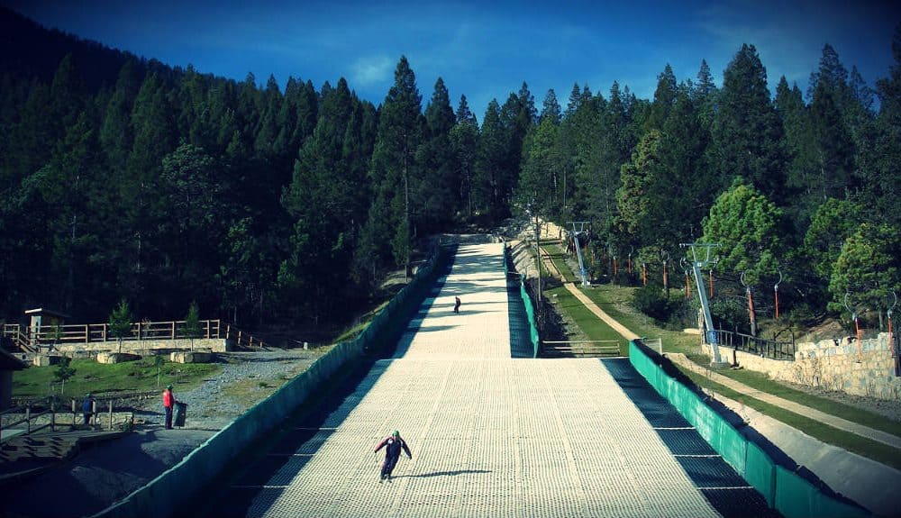 Esquiar sin salir de México en Bosques de Monterreal | El Souvenir