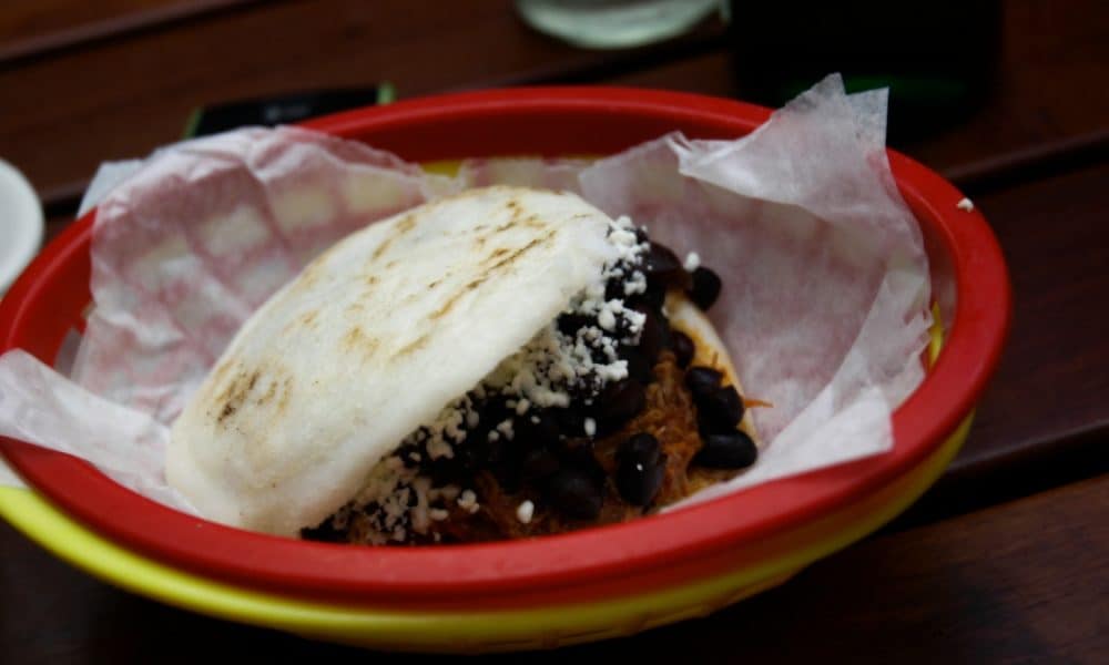¿Cómo cocinar Arepas venezolanas? (Receta) | El Souvenir