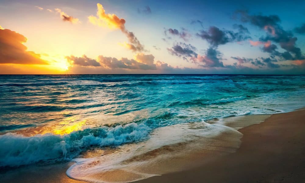 Playa Azul, Michoacán: Un espectáculo de color brillante | El Souvenir