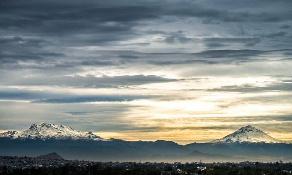 Popocatépetl e Iztaccíhuatl, la historia de amor interminable. | El ...