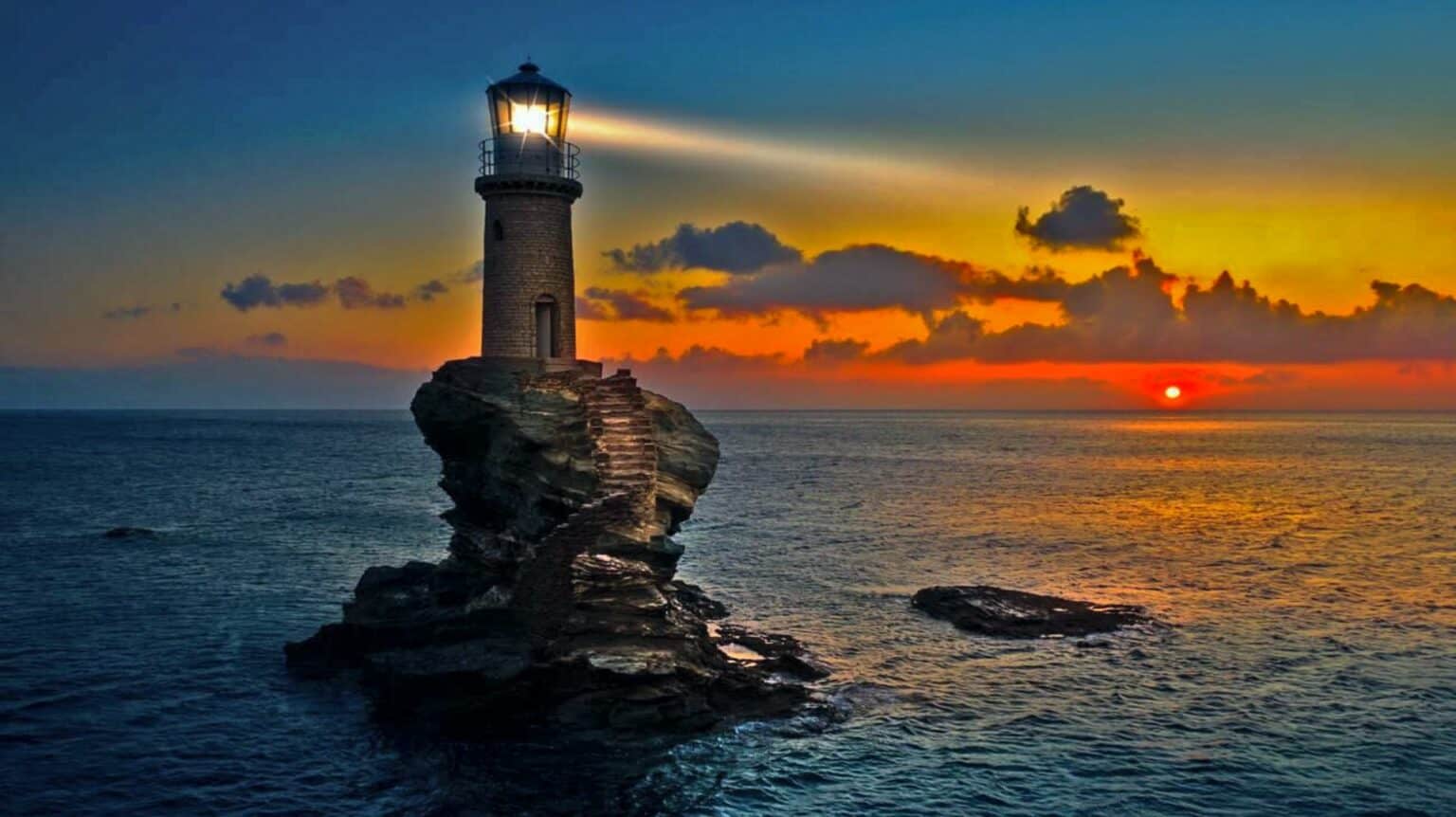 El faro de Tourlitis: Un faro que emerge del mar | El Souvenir