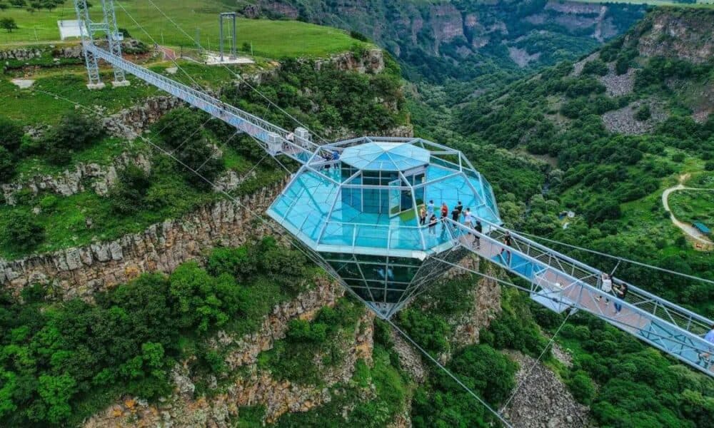 DIAMOND BRIDGE: el bar-café FLOTANTE con FORMA DE DIAMANTE en Georgia ...