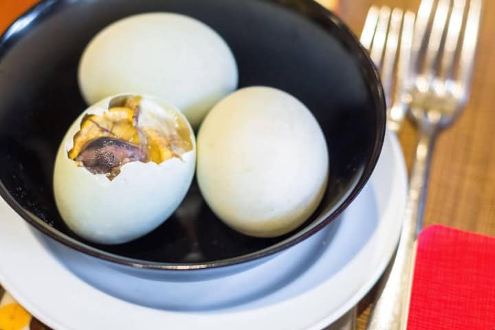 El BALUT: Conociendo el POLÉMICO MANJAR callejero de Filipinas | El ...